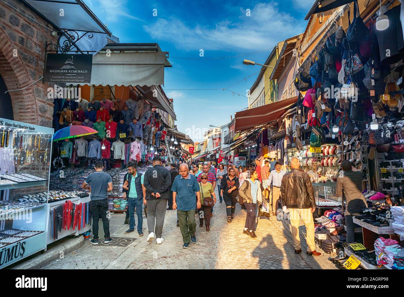 Historischer Kemeralti Markt in Izmir, Türkei. Menschen, die durch den ...