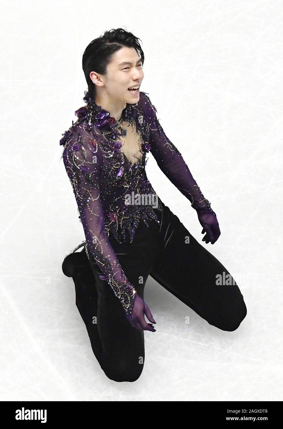 Tokio, Japan. 22 Dez, 2019. Yuzuru Hanyu reagiert nach seiner Kür ...