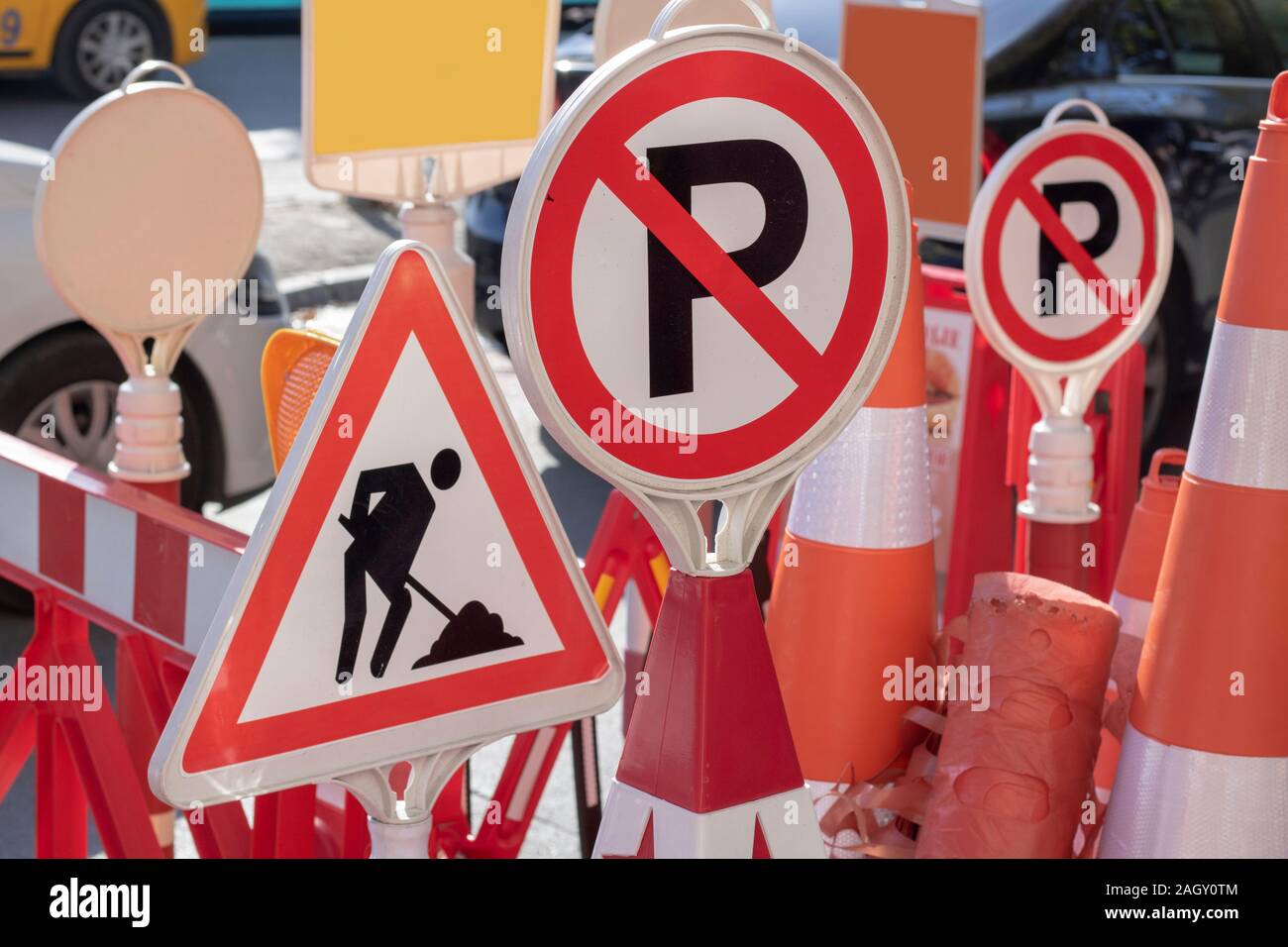 Das Foto wurde vor dem Geschäft verkaufen warnschilder im Verkehr ...