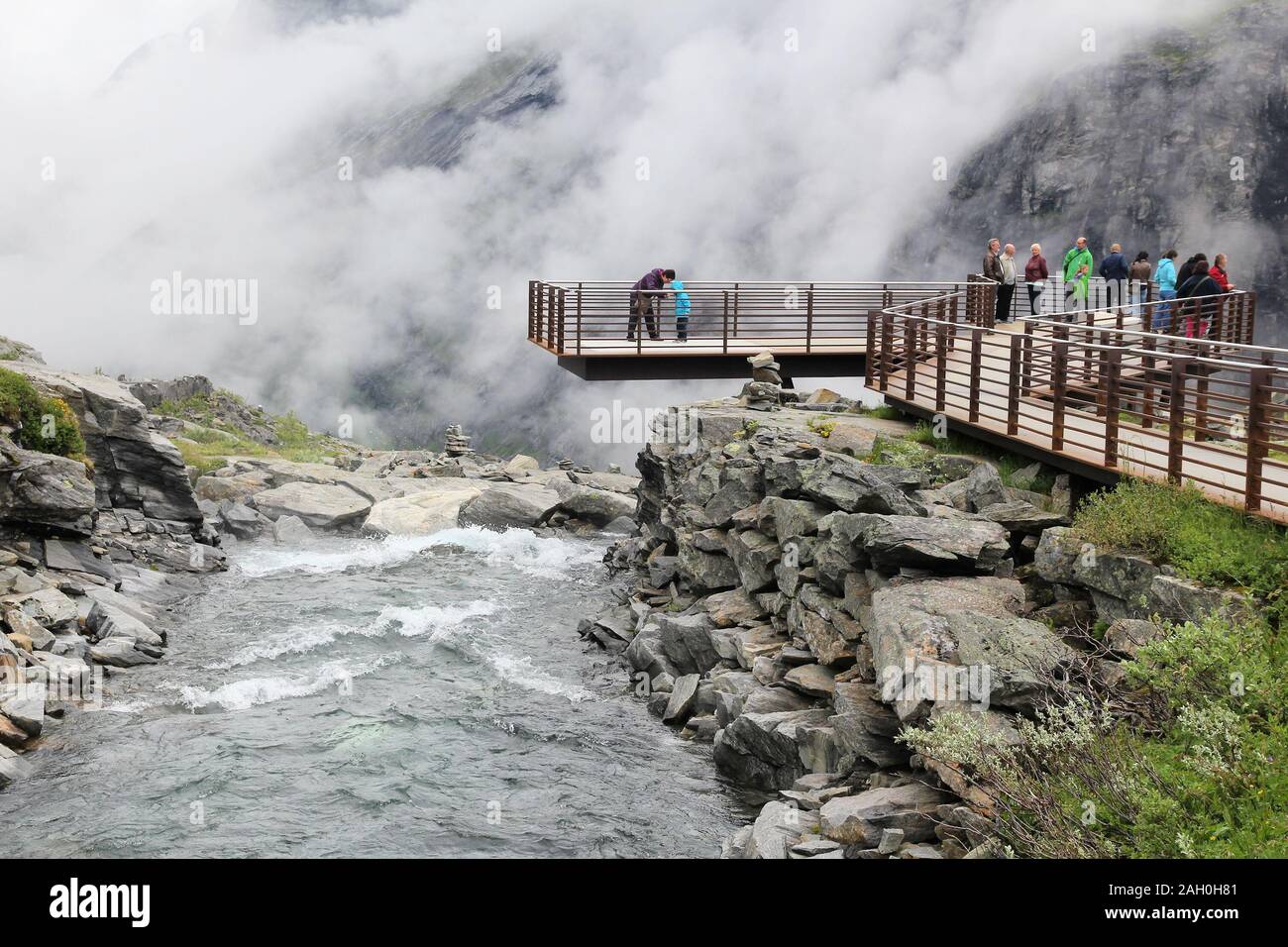 TROLLSTIGEN, Norwegen - 20. JULI 2015: die Menschen besuchen Sie einen ...