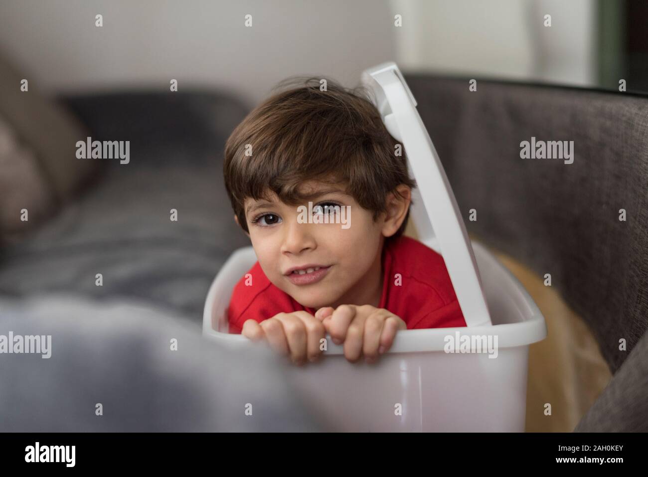 Jungen verstecktes gesicht -Fotos und -Bildmaterial in hoher Auflösung ...