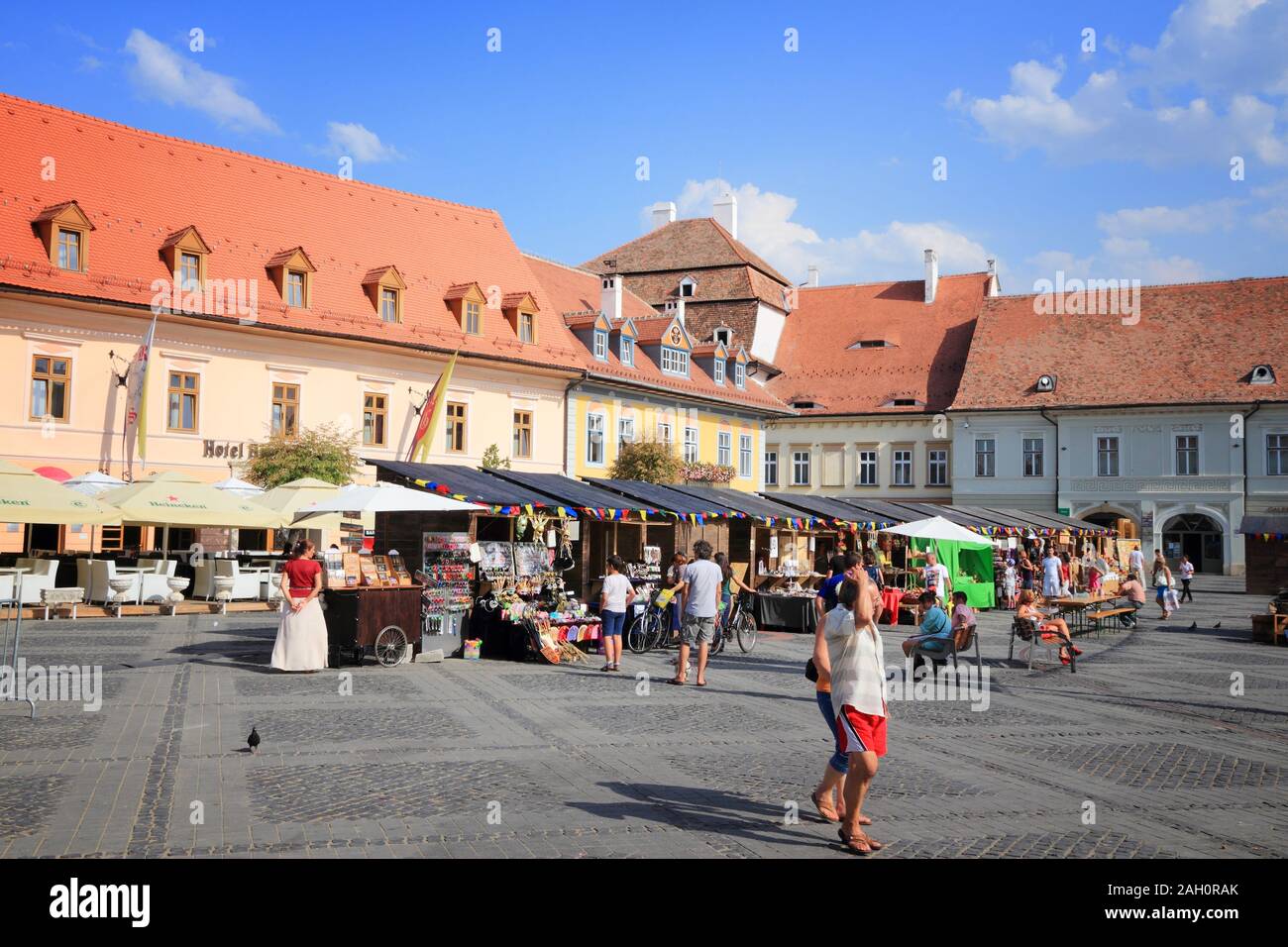 SIBIU, Rumänien - 24 AUGUST, 2012: die Menschen besuchen Piata Mica ...