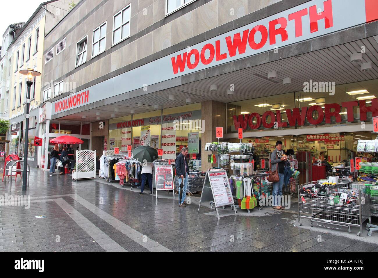 HATTINGEN, Deutschland - Juli 16, 2012: die Menschen besuchen Woolworth ...