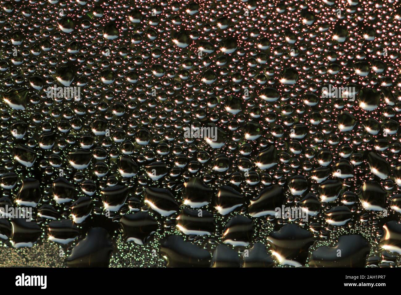 Leuchtender tropfen -Fotos und -Bildmaterial in hoher Auflösung – Alamy