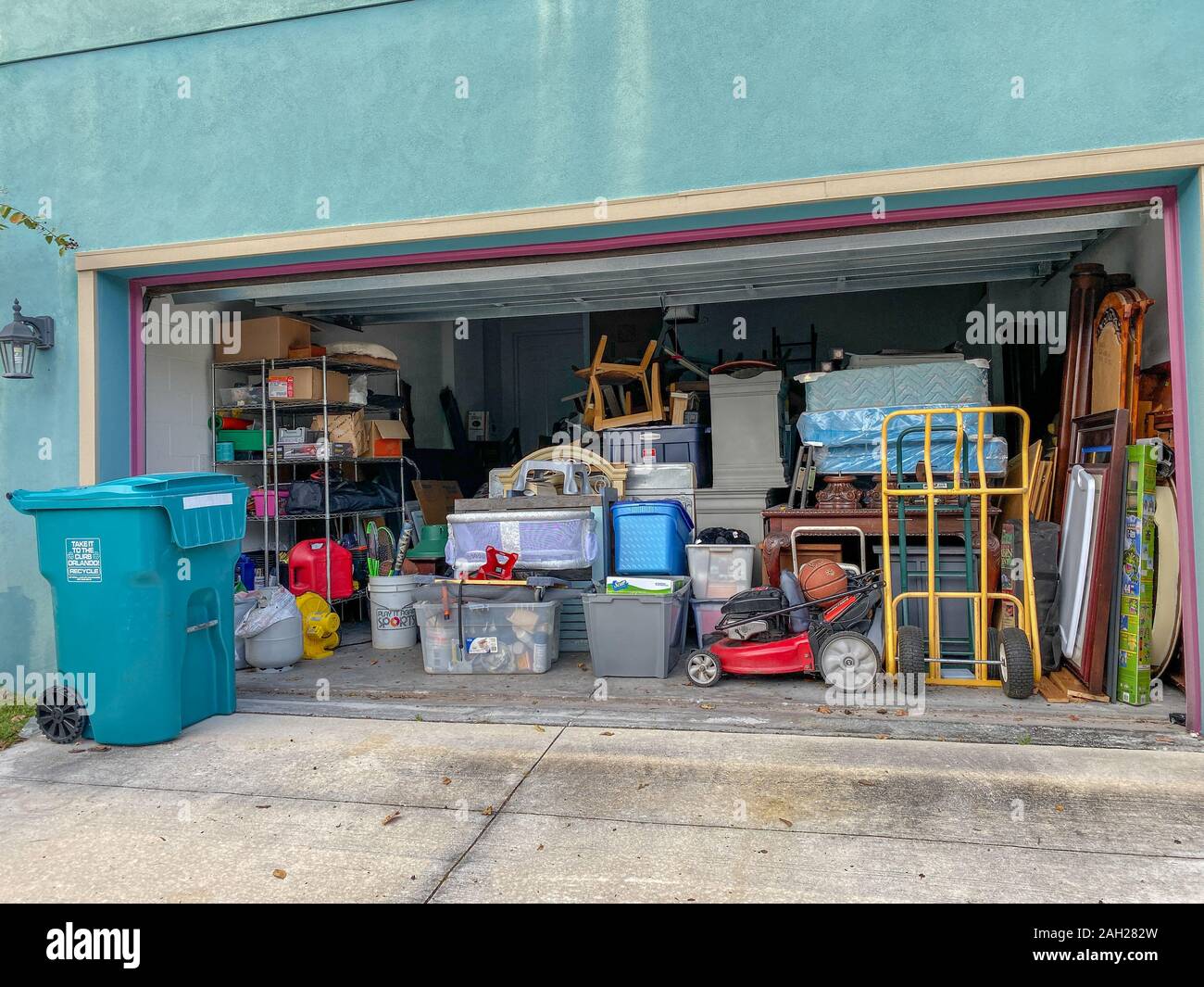 Untidy garage -Fotos und -Bildmaterial in hoher Auflösung – Alamy