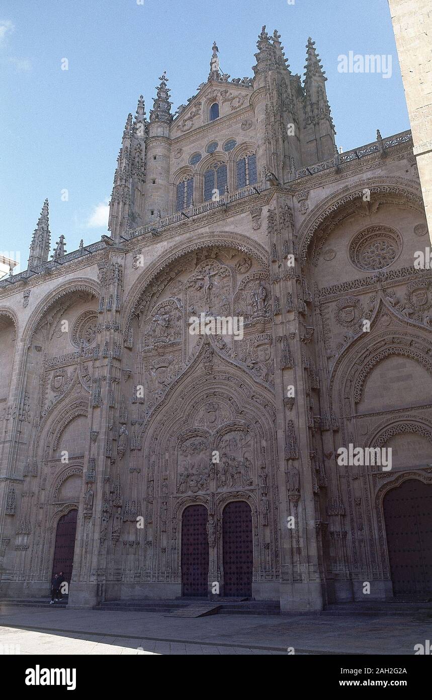 FACHADA PRINCIPAL DE LA CATEDRAL NUEVA DE SALAMANCA REALIZADA ENTRE LOS ...