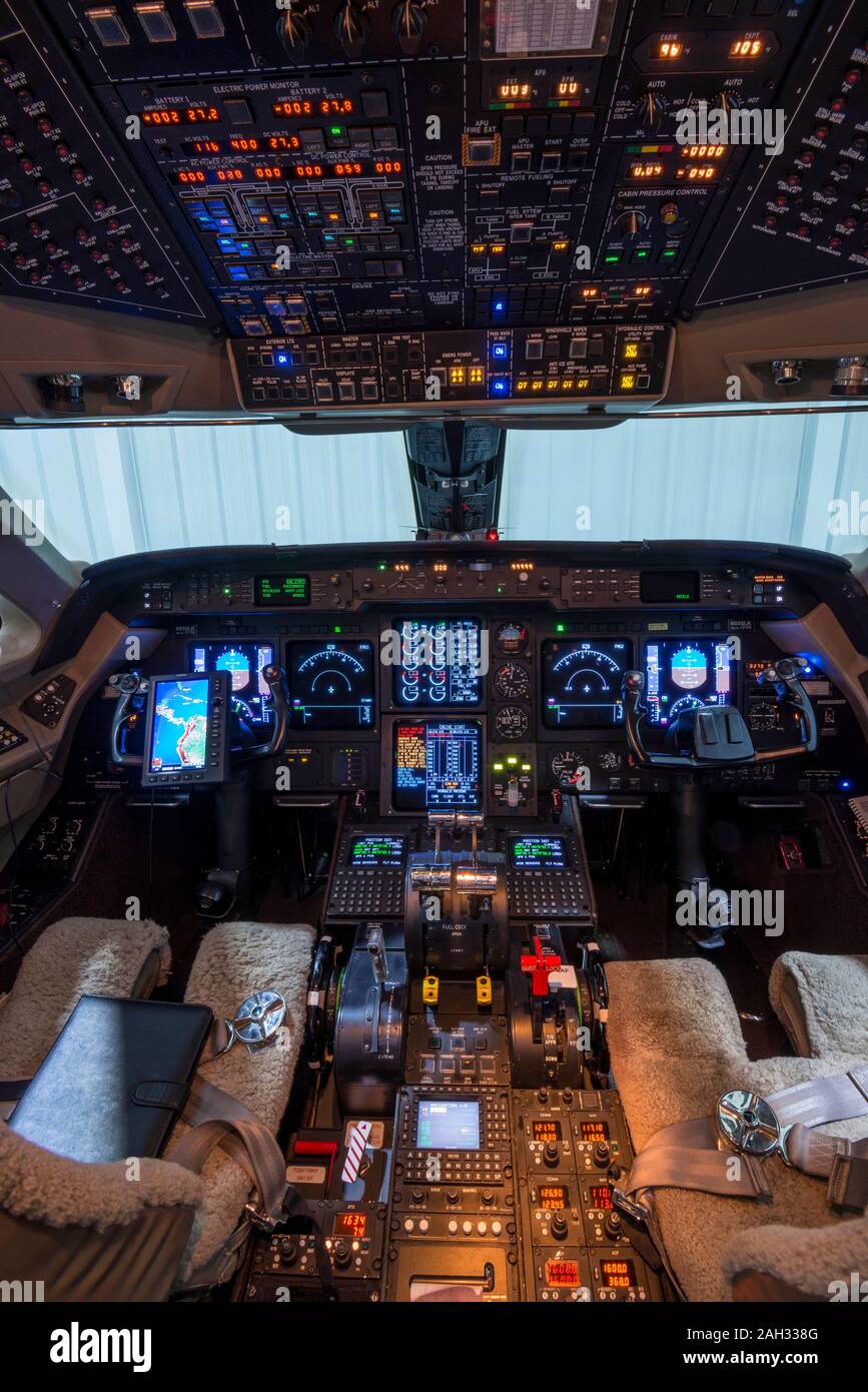 Flugzeug cockpit schalter -Fotos und -Bildmaterial in hoher Auflösung ...