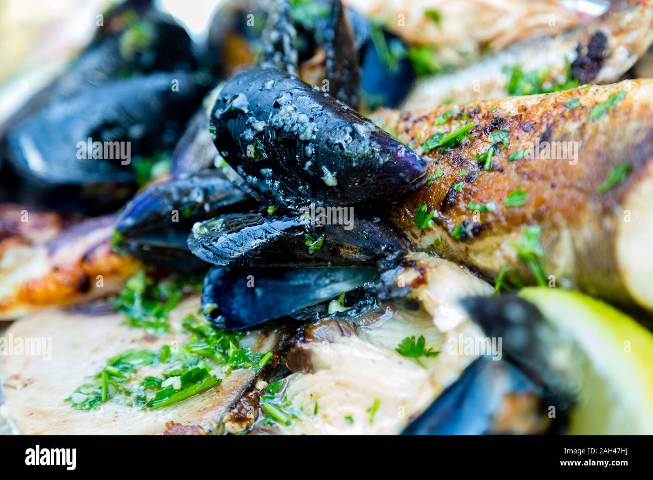 Muscheln essen -Fotos und -Bildmaterial in hoher Auflösung – Alamy