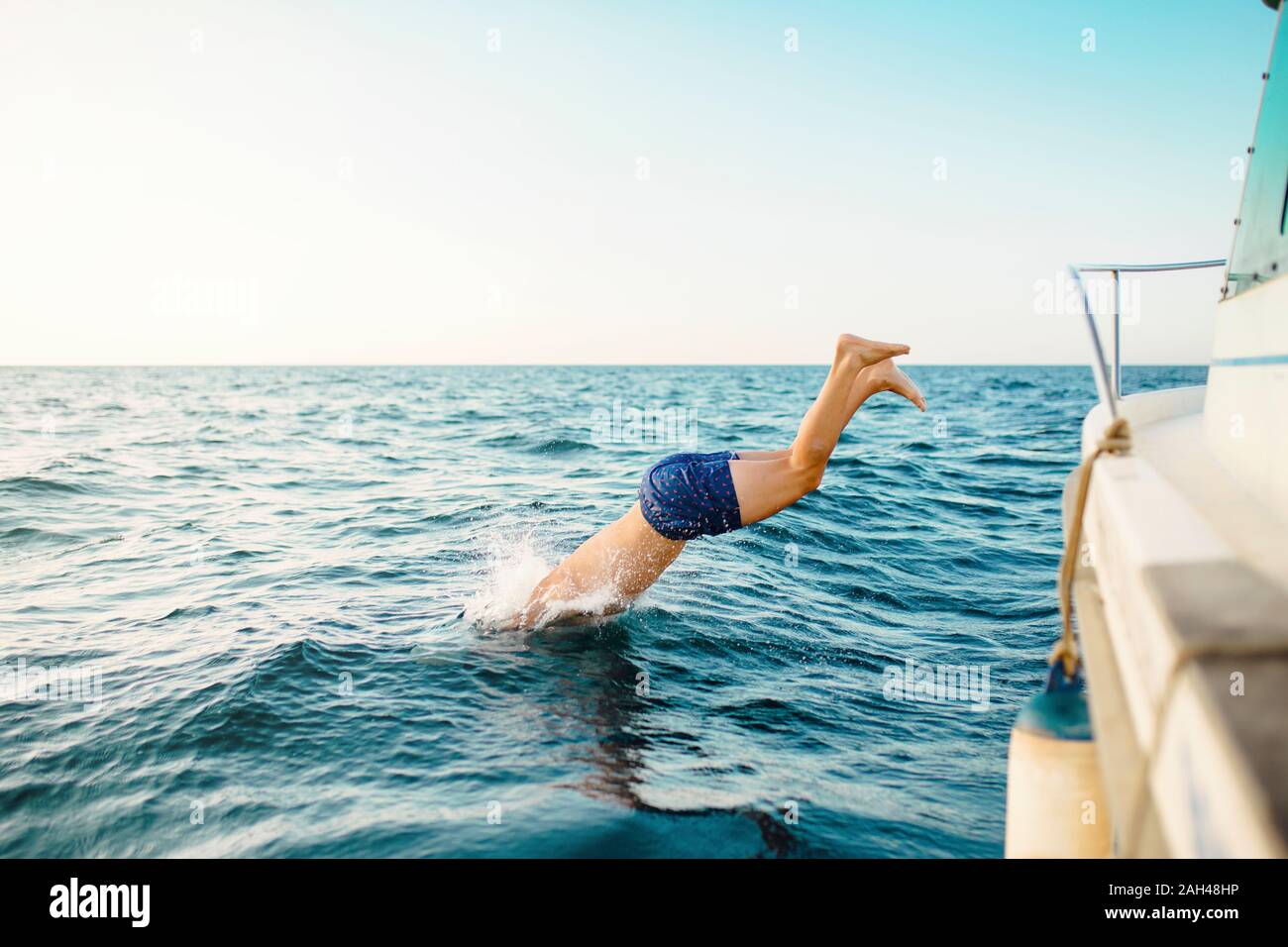 Mann Springt Vom Boot Ins Meer Stockfotos und -bilder Kaufen - Alamy