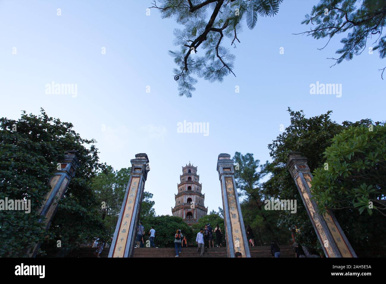 Thien mu pagode in farbe -Fotos und -Bildmaterial in hoher Auflösung ...