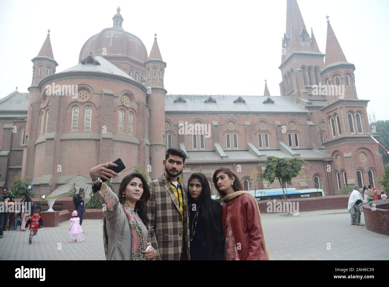 Lahore, Pakistan. 25 Dez, 2019. Die pakistanischen christlichen ...