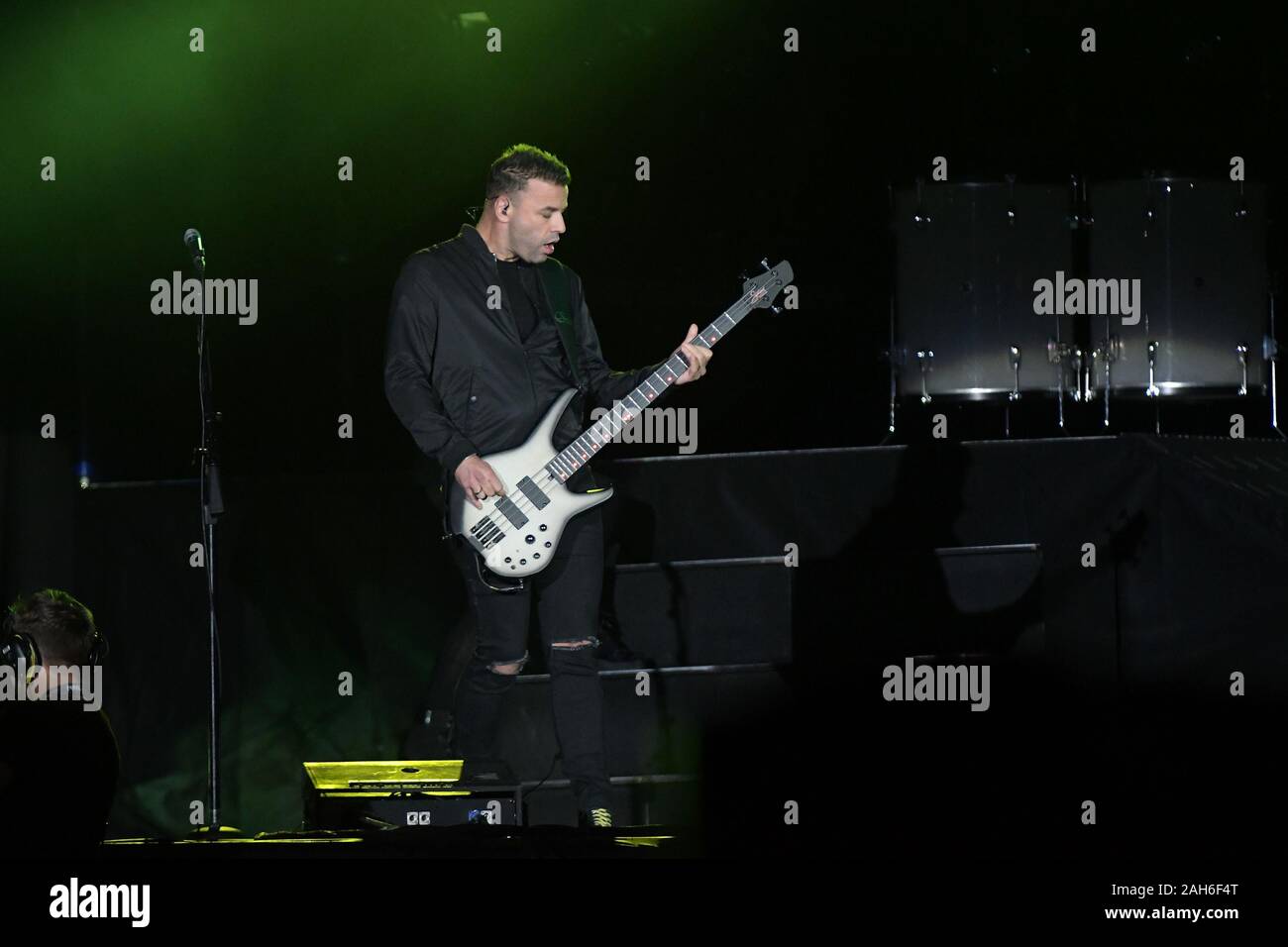 Muse bassist -Fotos und -Bildmaterial in hoher Auflösung – Alamy