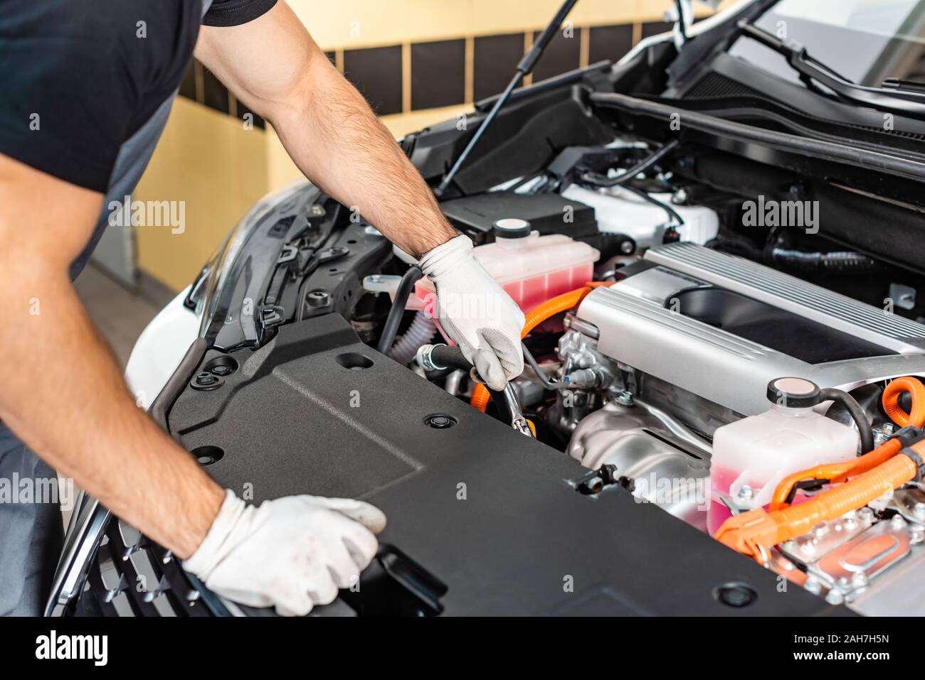 Blick In Den Motorraum Motor Stockfotos und -bilder Kaufen - Alamy