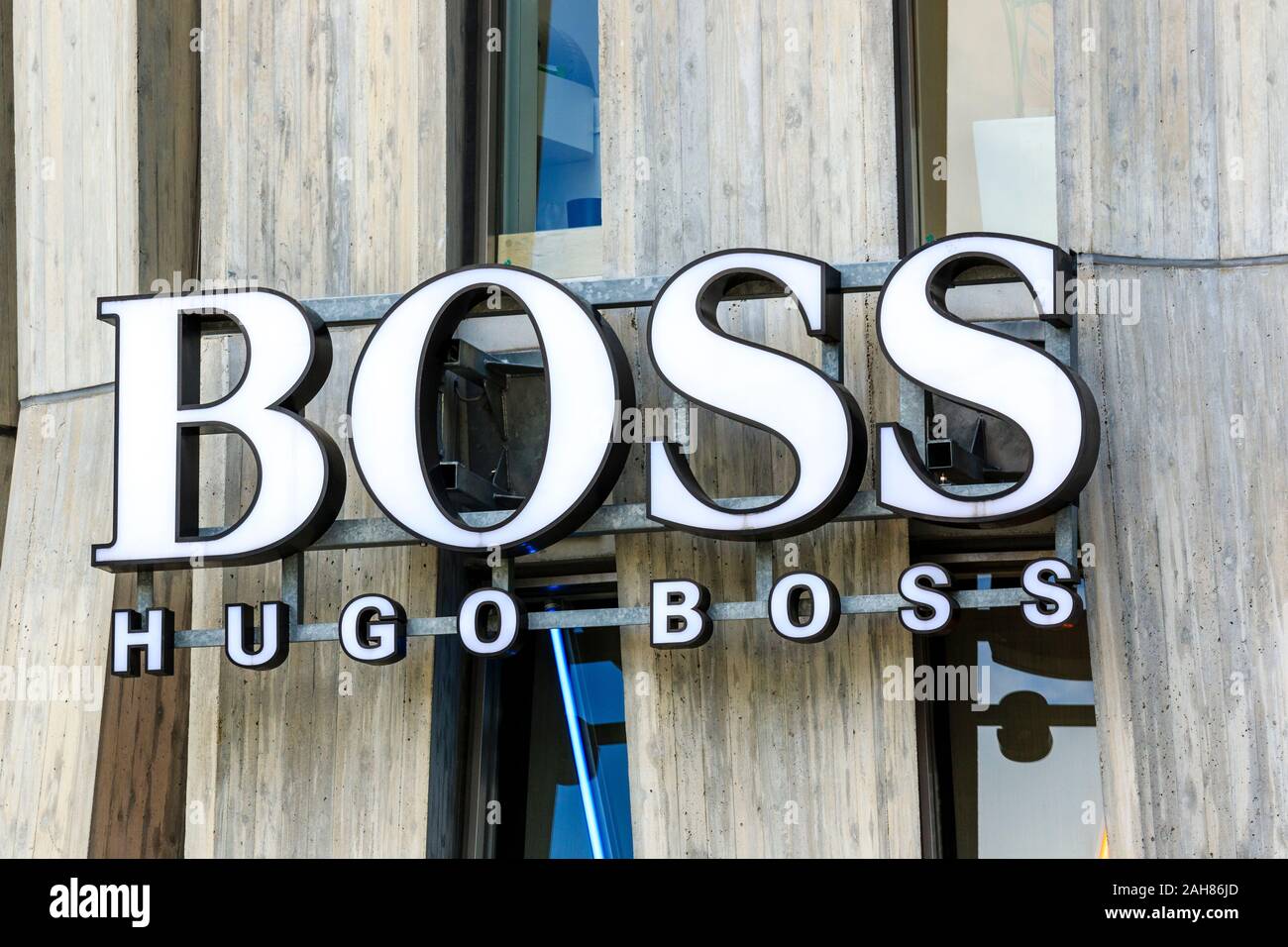 Hugo Boss Flagship Store in Omotesando, Tokio. Designer Norihiko Dan ...