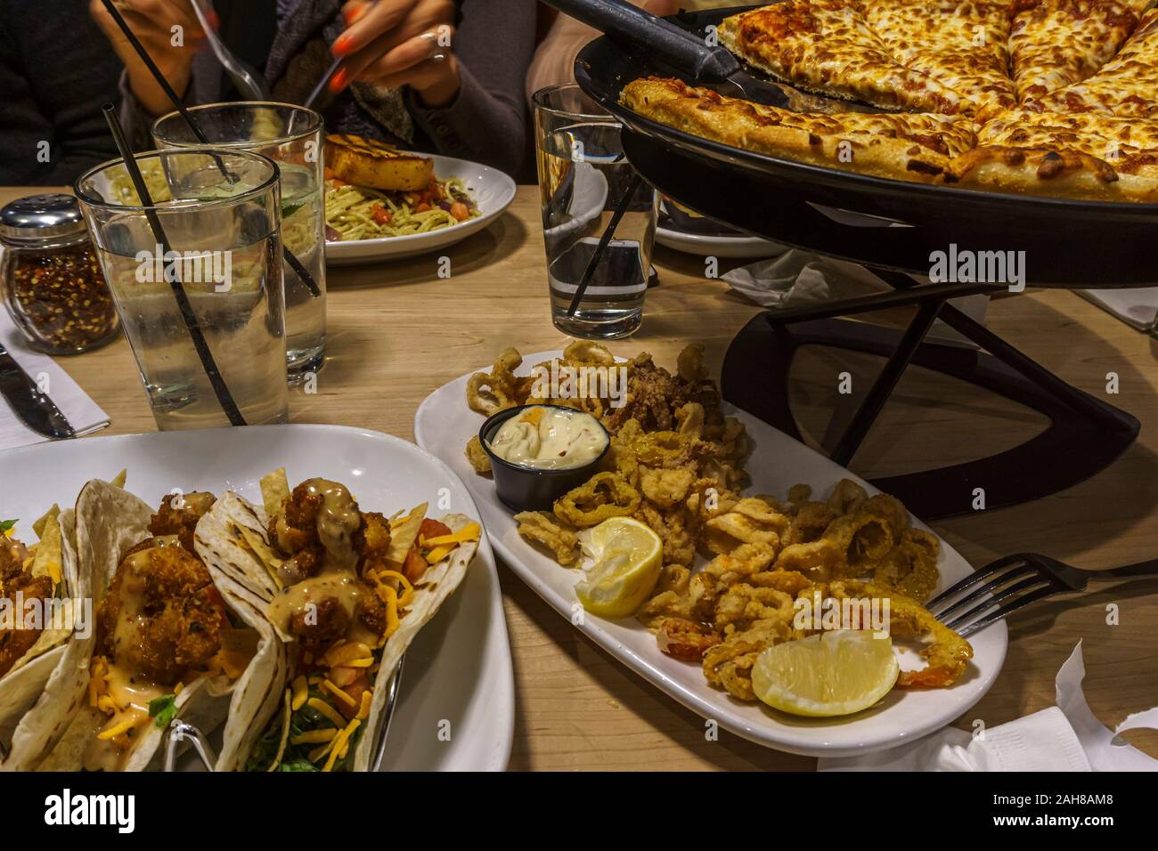 Essen auf dem tisch serviert Stockfotos und -bilder Kaufen - Alamy