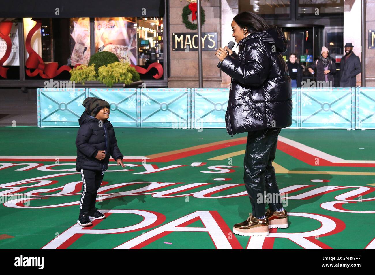Der 93 Thanksgiving Day Parade von Macy's anzusehen Proben, außerhalb ...