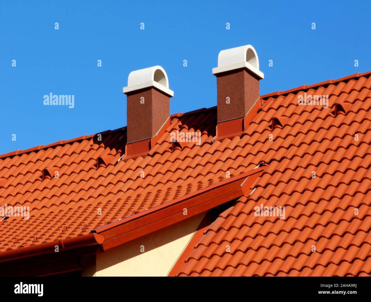 Haus ist mit roten fliesen fertig -Fotos und -Bildmaterial in hoher ...