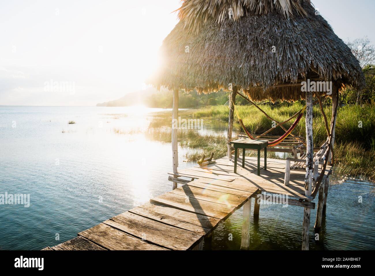 Bei Sonnenuntergang mit Sun Beam Hintergrundbeleuchtung am See Itza, El ...