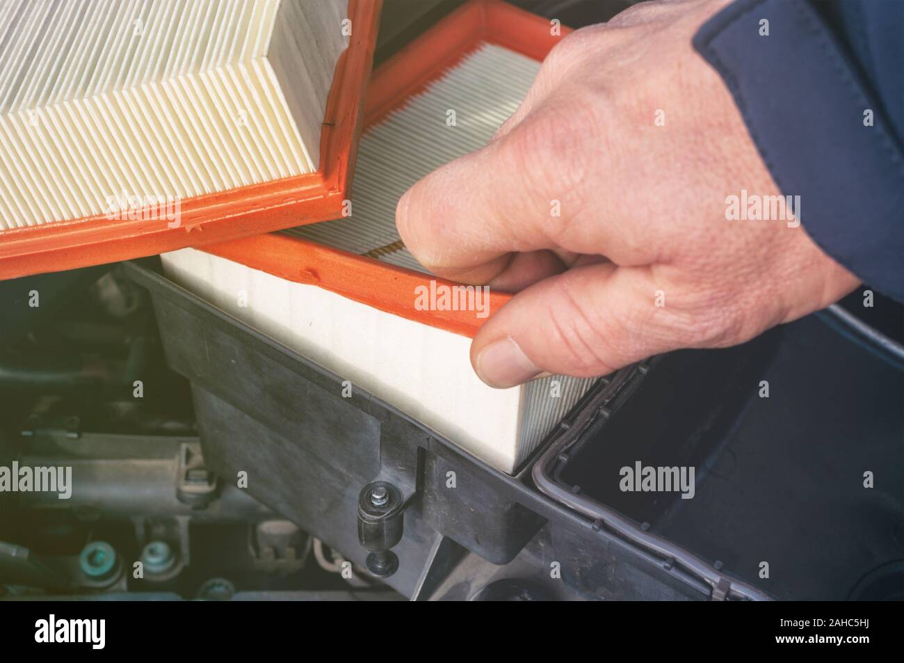 Old car air filter -Fotos und -Bildmaterial in hoher Auflösung – Alamy