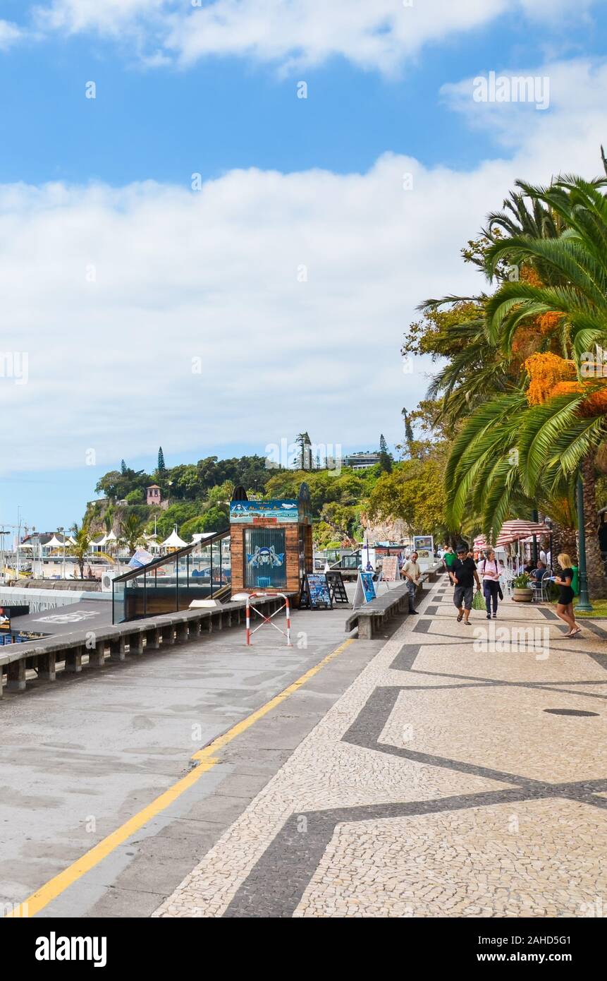 Funchal, Madeira, Portugal - Sep 10, 2019: City Promenade entlang des ...