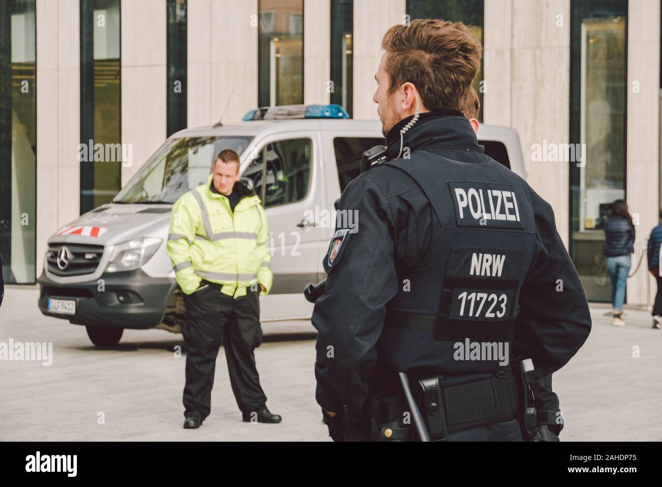 Germany police pistol -Fotos und -Bildmaterial in hoher Auflösung ...