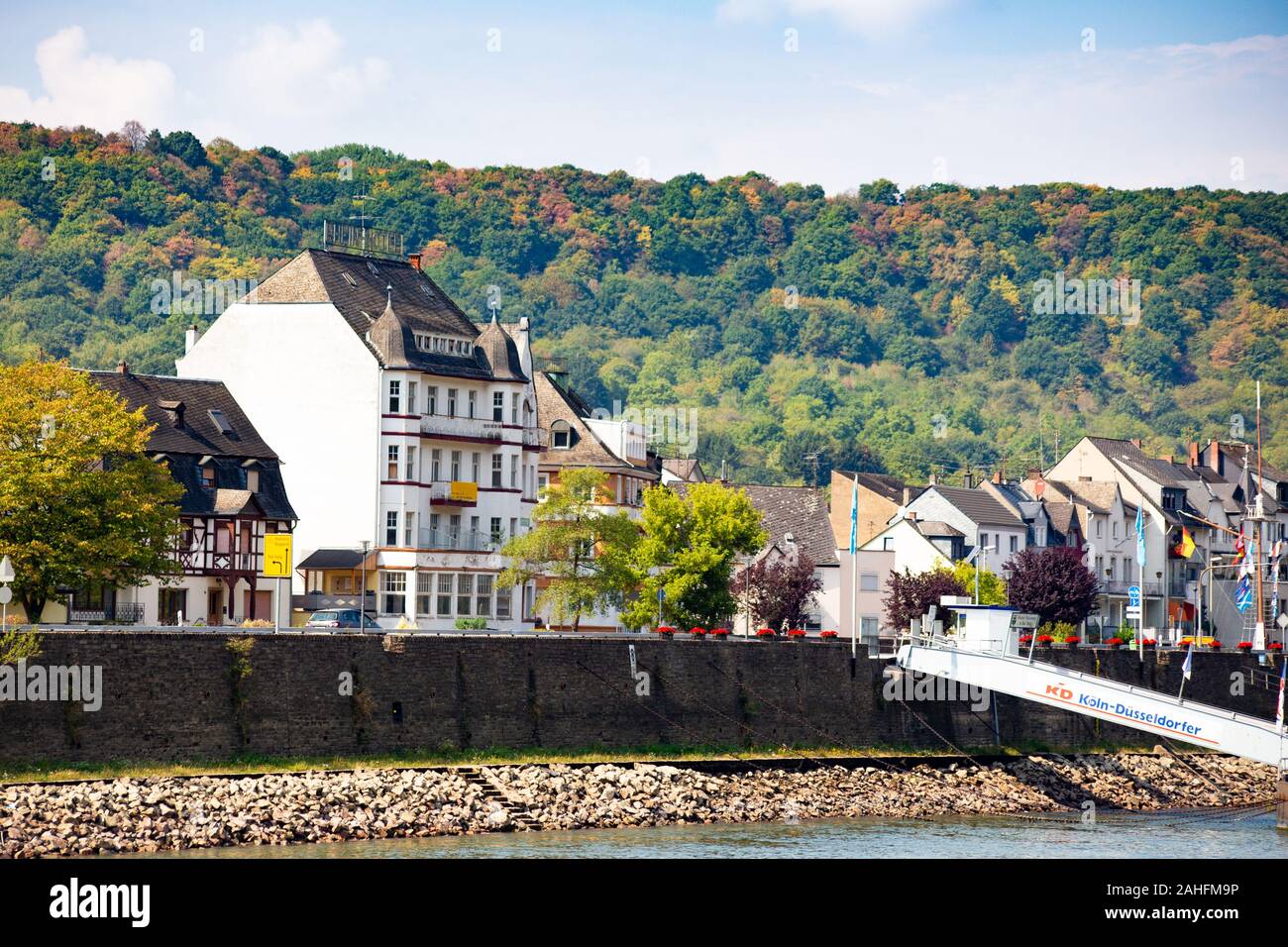 Blick auf den malerischen Ort Bad Salzig, Deutschland aus am Rhein ...