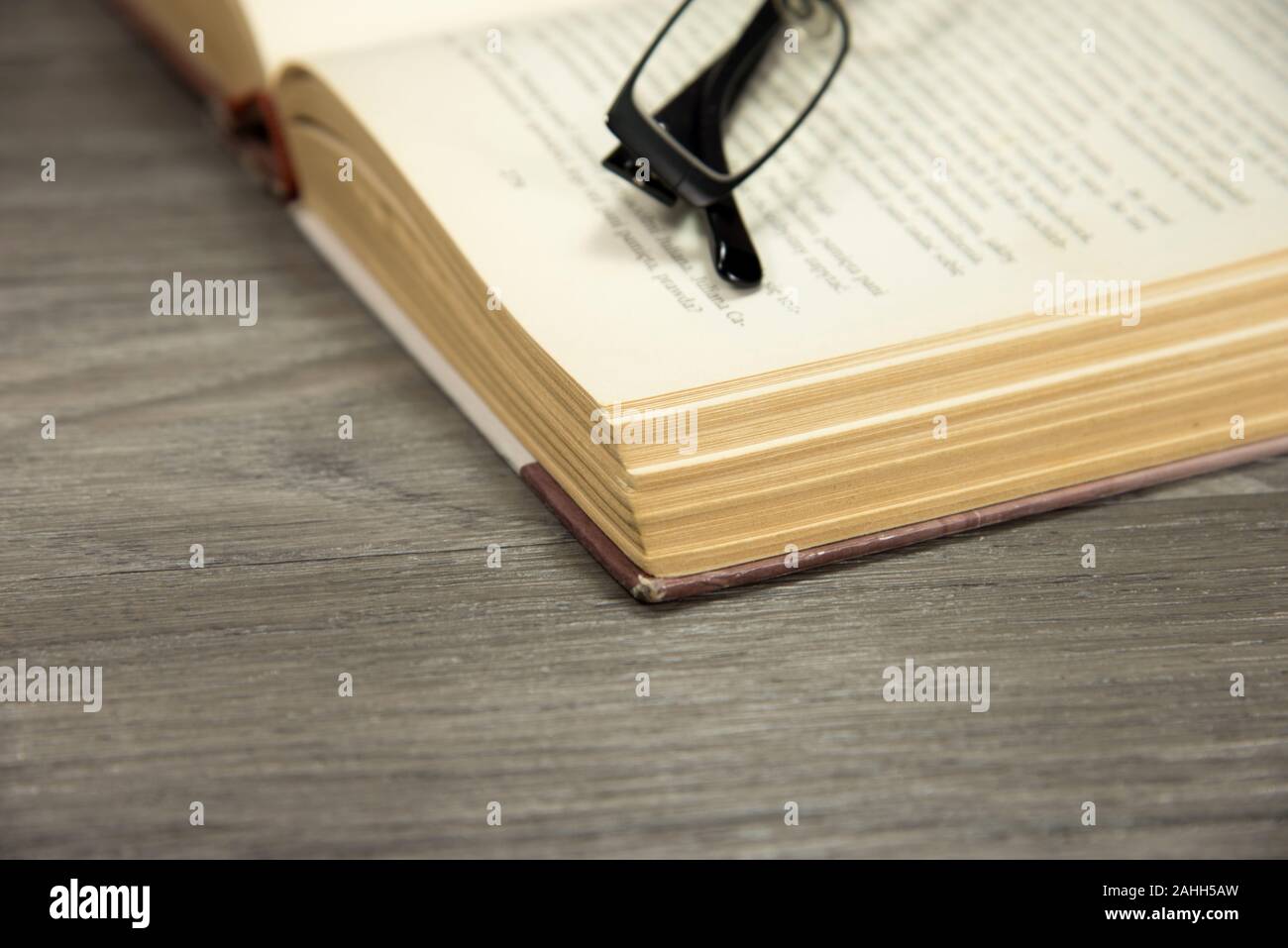Altes buch mit brille -Fotos und -Bildmaterial in hoher Auflösung – Alamy