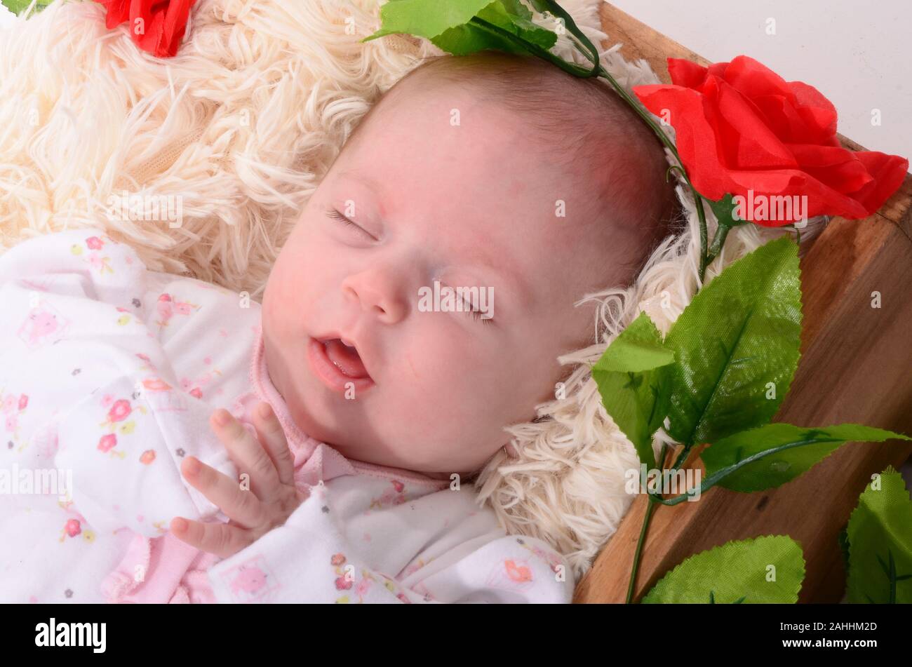 Baby strampeln -Fotos und -Bildmaterial in hoher Auflösung – Alamy