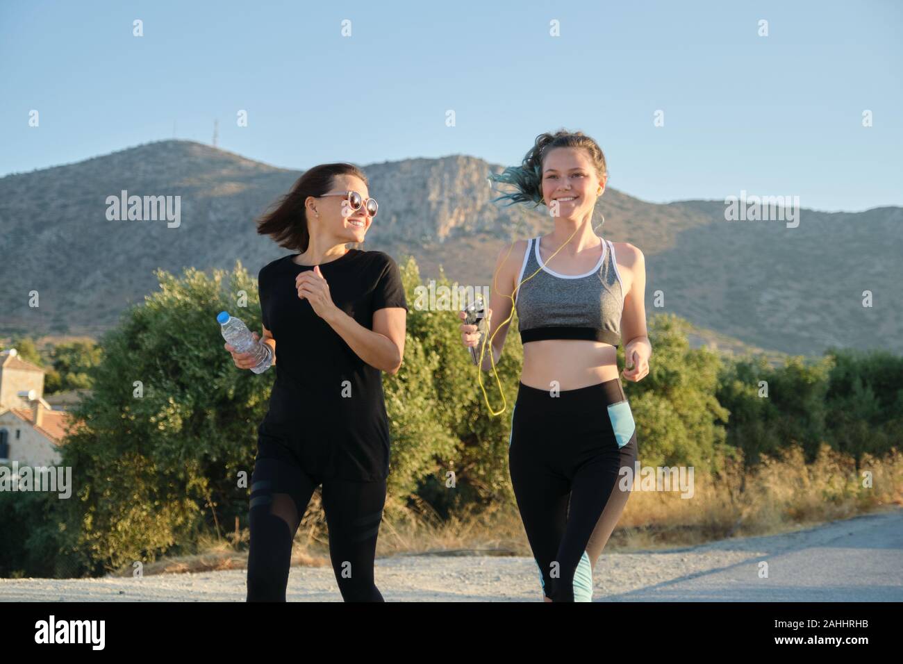 Sport Aktiv Familie Eltern und Kind Jugendlicher laufen Outdoor. Mutter ...