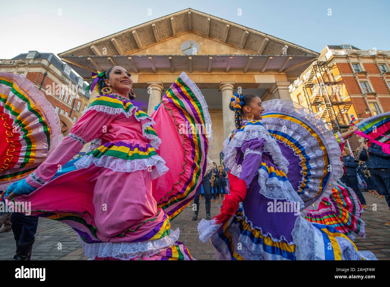 Covent Garden Piazza, London, UK. Zum 30. Dezember 2019. Marching Bands ...