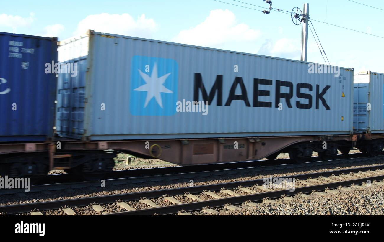 Maersk Shipping Container auf beweglichen eisenbahnwaggon, Venlo ...