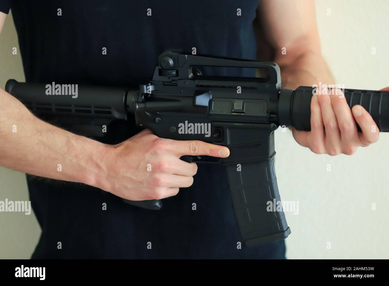 Männliche Holding eine AR-15 Sturmgewehr Stockfotografie - Alamy