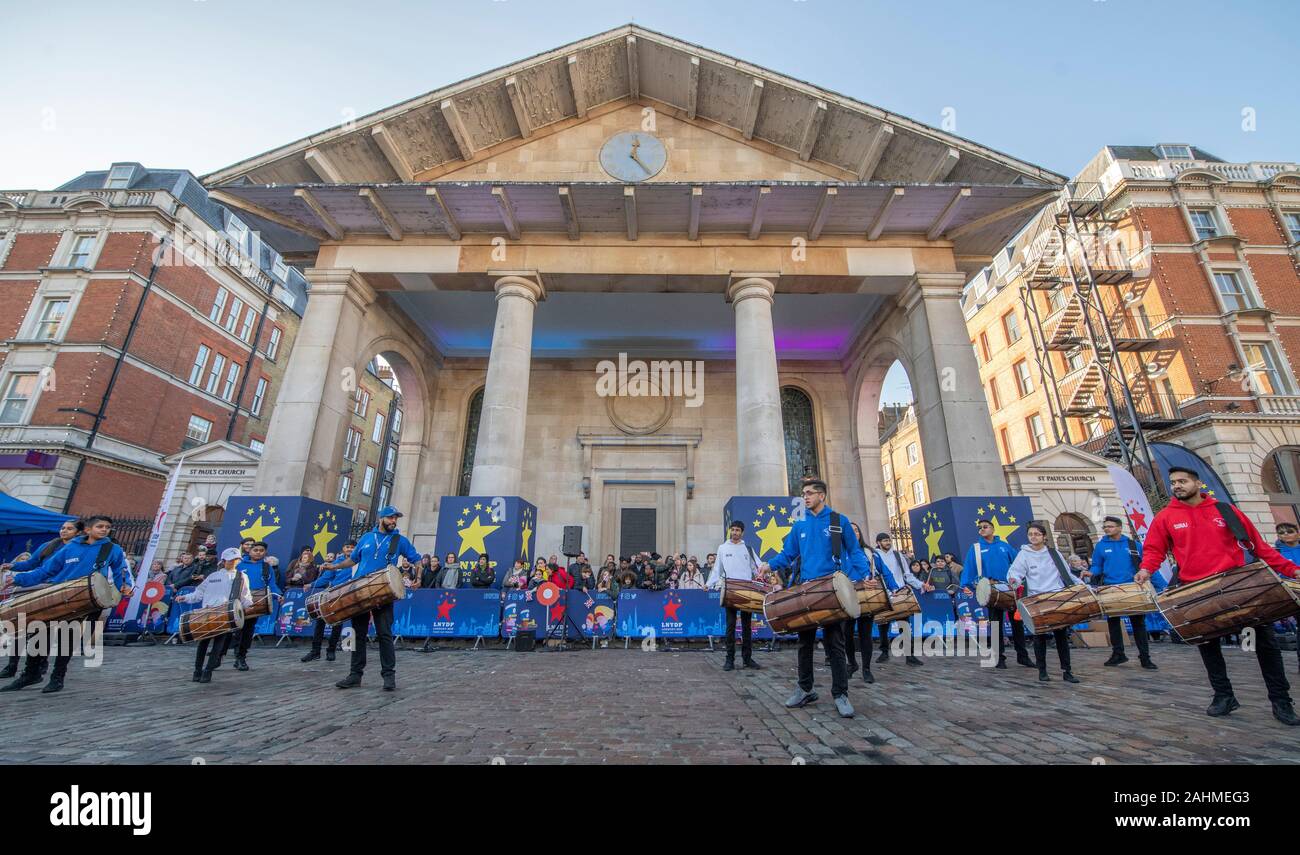 Covent Garden Piazza, London, UK. Zum 30. Dezember 2019. Marching Bands ...