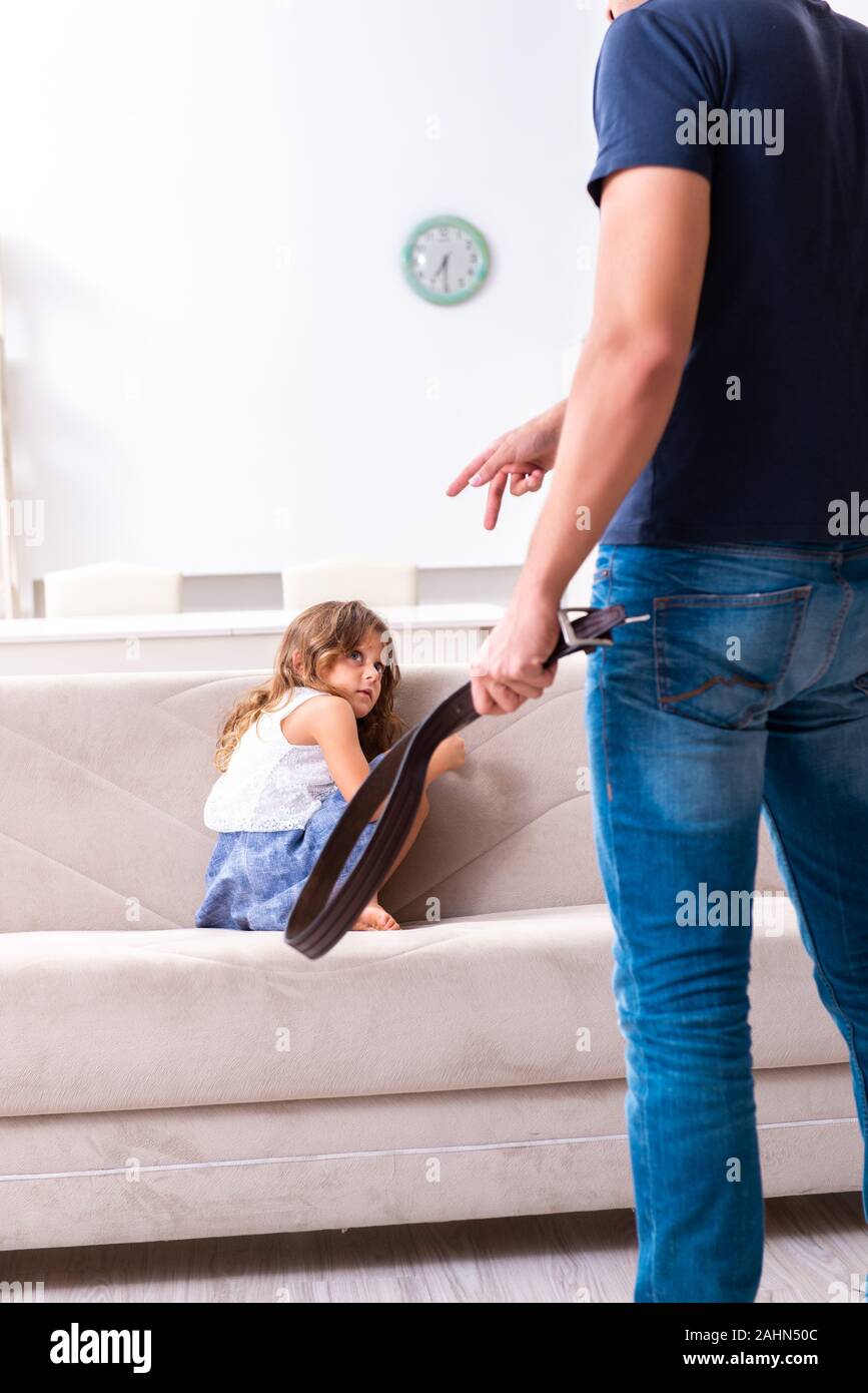 Prügelstrafe knabe -Fotos und -Bildmaterial in hoher Auflösung – Alamy