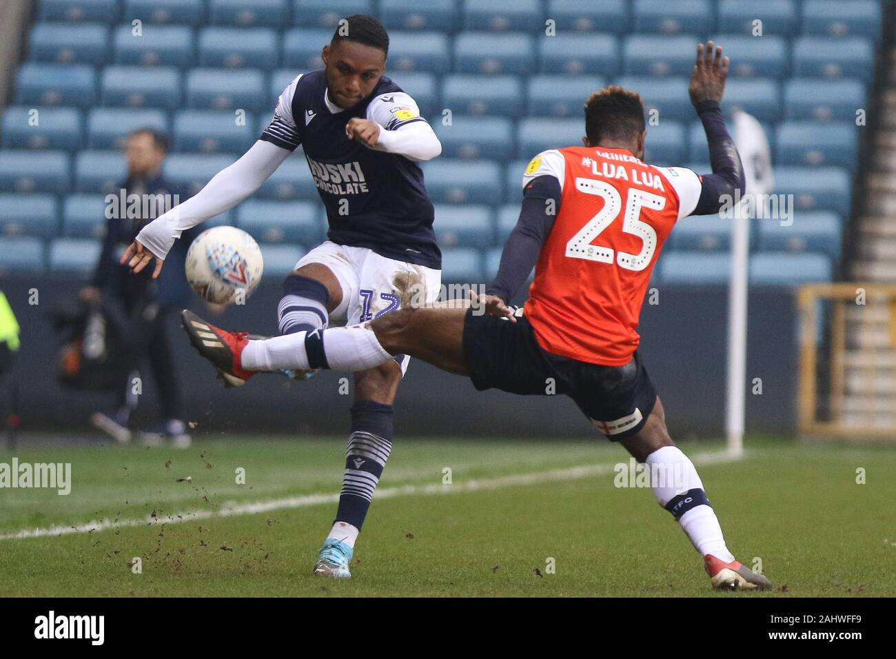 London, Großbritannien. 1. Jan 2020. Mahlon Romeo von millwall vorbei ...