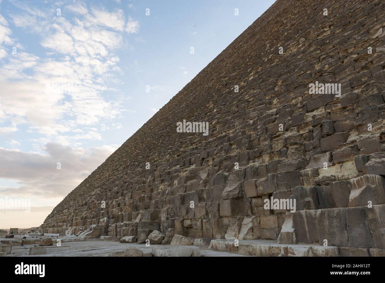 Die Große Pyramide von Gizeh (auch als die Pyramide des Cheops oder der ...