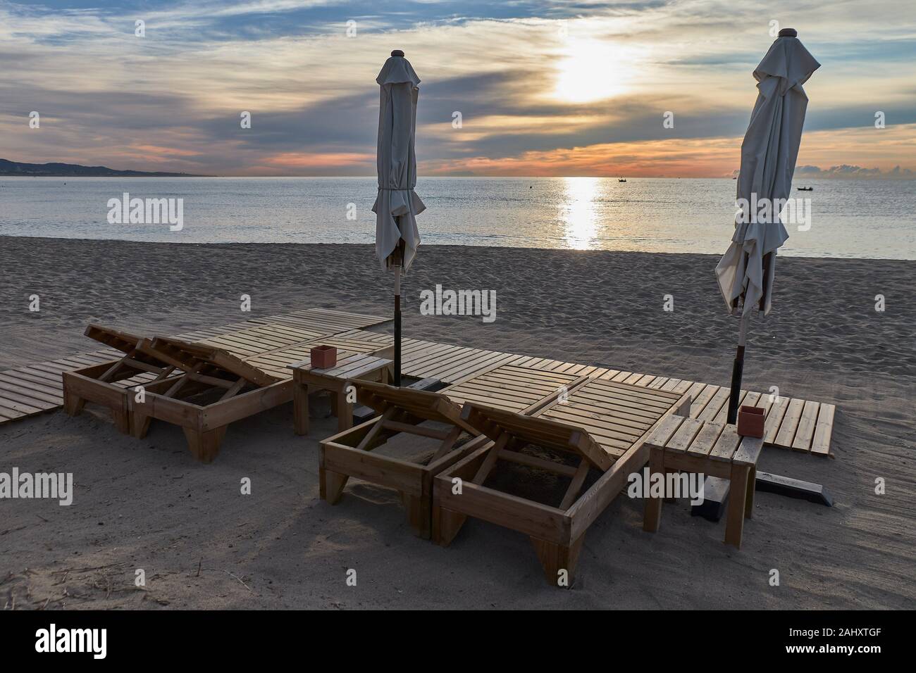 Sonnenschirm und Liege Stockfotos und -bilder Kaufen - Alamy