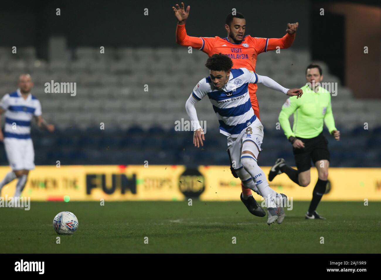 London, Großbritannien. 01 Jan, 2020. Lukas Amos von QPR ist durch ...