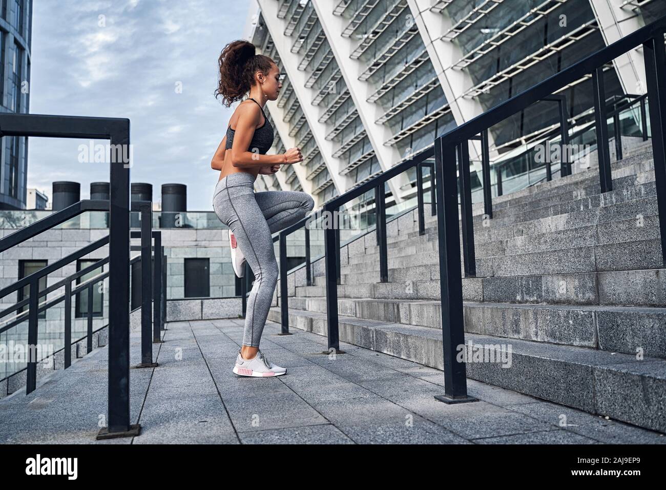 Junge athletische Frau läuft die Treppe hoch, Springen Ausbildung bei ...