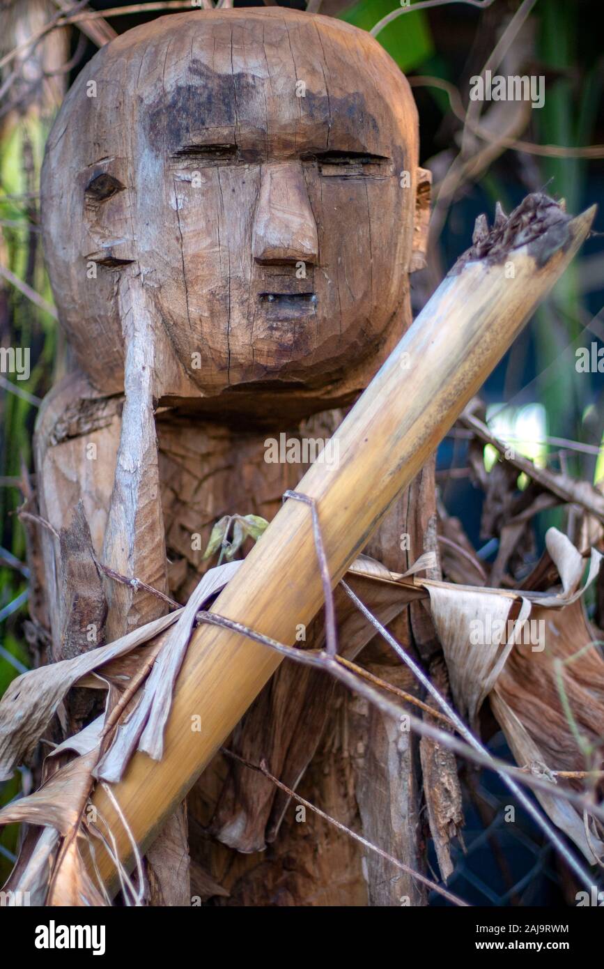 Eine alte Statue in scuplted Holz der Religion Animismus in Vietnam ...