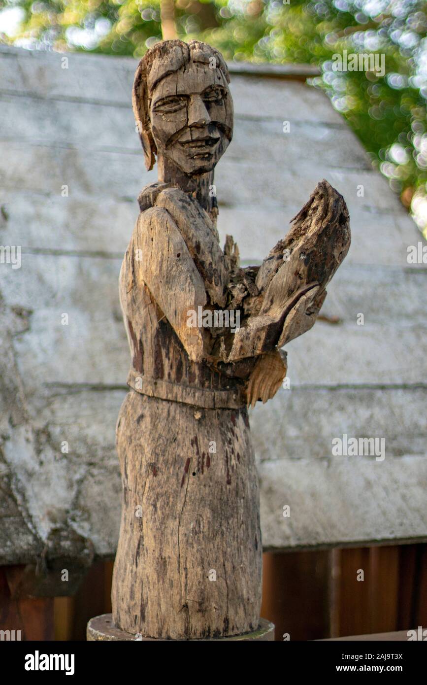Eine alte Statue in scuplted Holz, die eine Mutter mit seinem Kind der ...