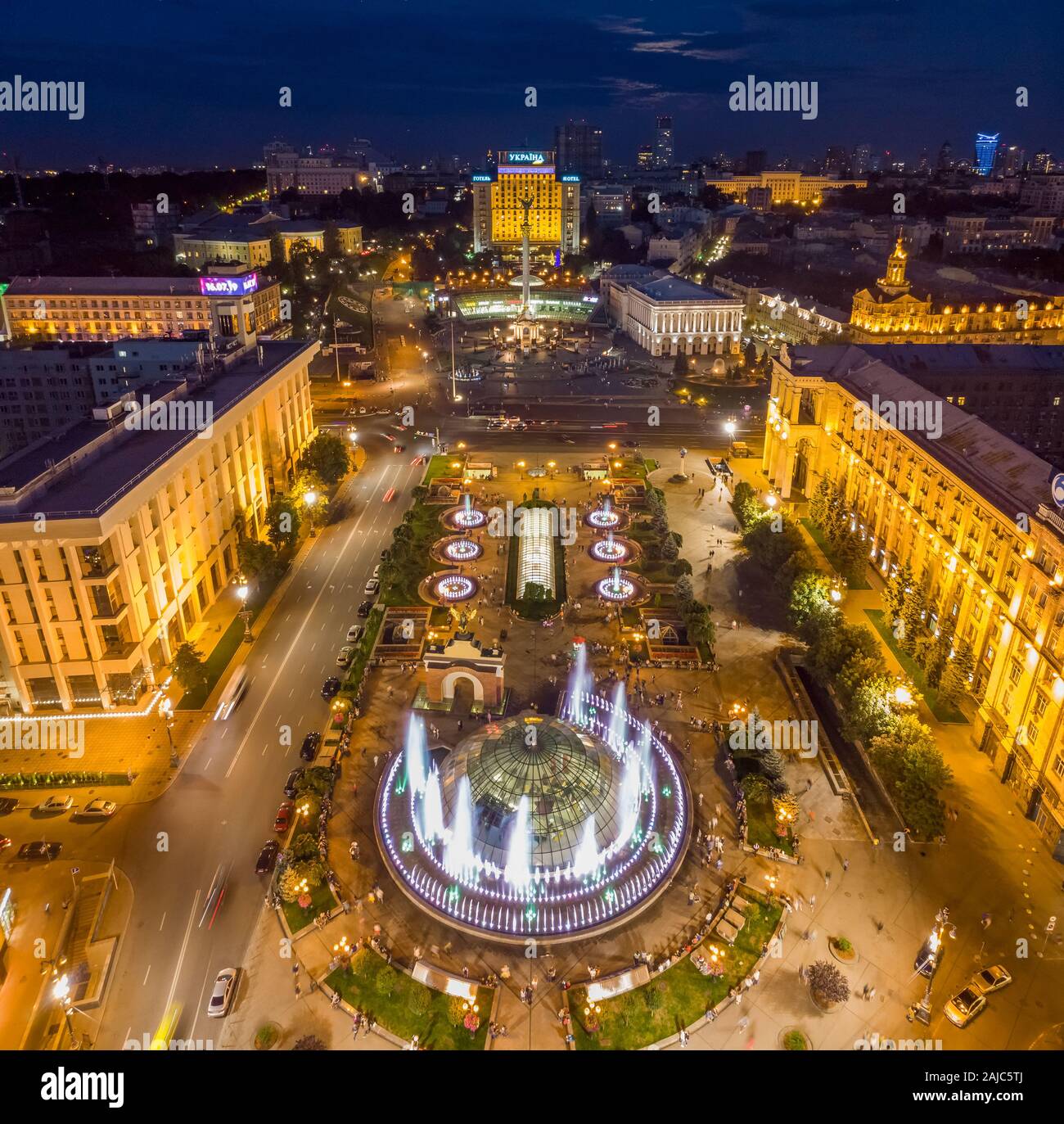 Kiew, Ukraine - 16. Juli 2019: Drone Blick auf das Zentrum der Stadt ...