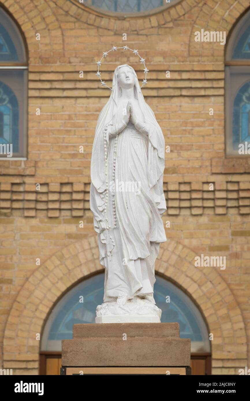 Jungfrau Maria Statue vor der Basilika San Albino Katholische Kirche auf der Calle Principal in ...