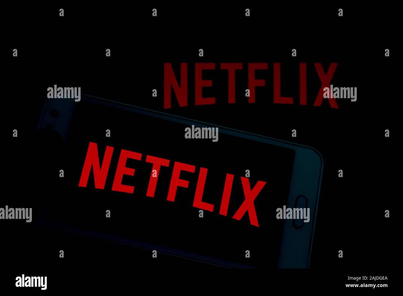 Fotoillustration netflix logo -Fotos und -Bildmaterial in hoher ...