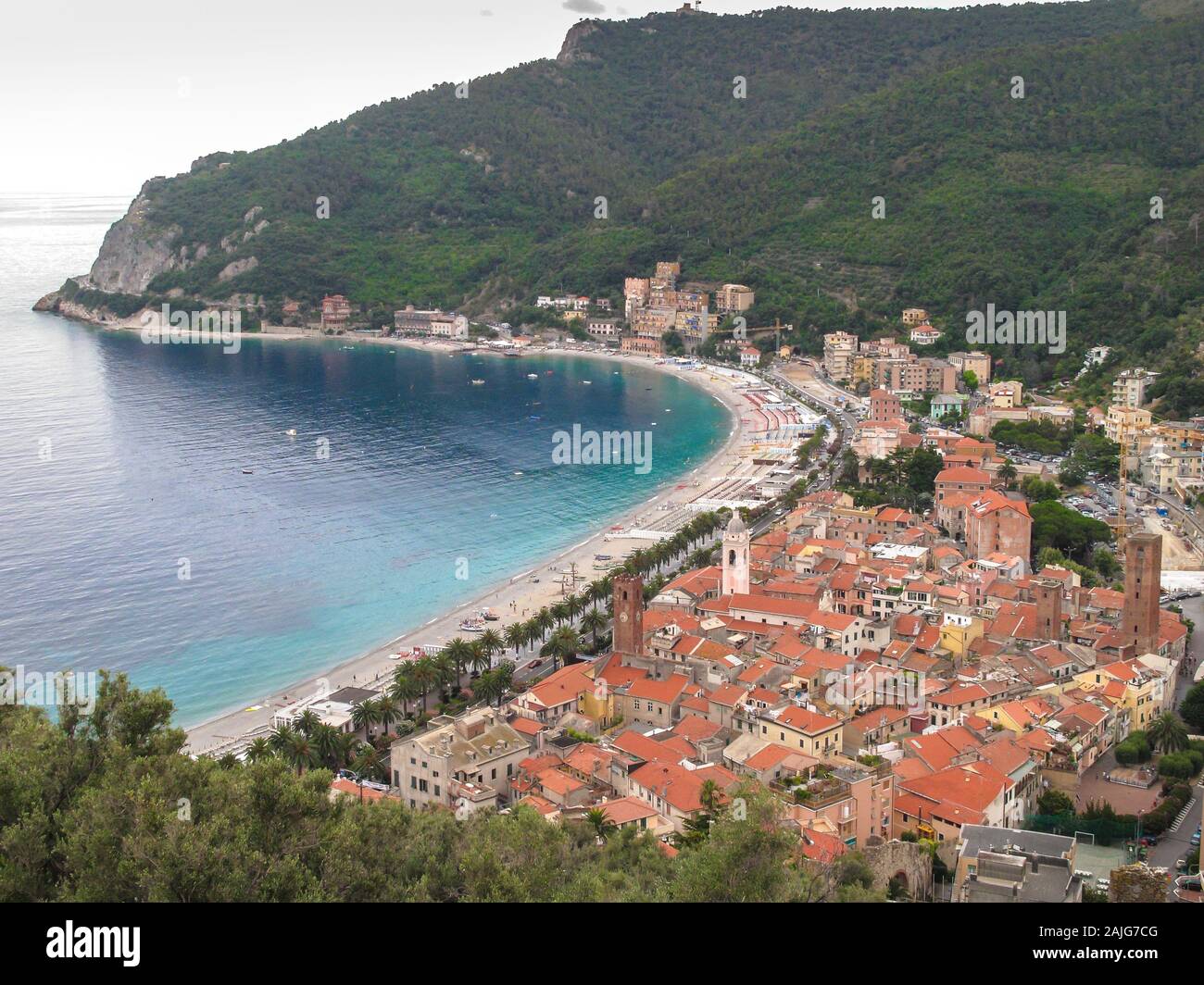 Noli, Savona, Italien: Luftaufnahme eines mediterranen Bay ...