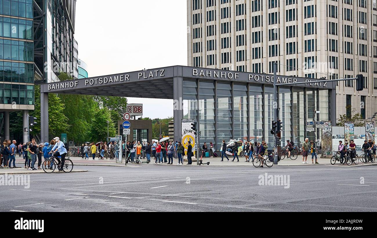 People cross street berlin -Fotos und -Bildmaterial in hoher Auflösung ...
