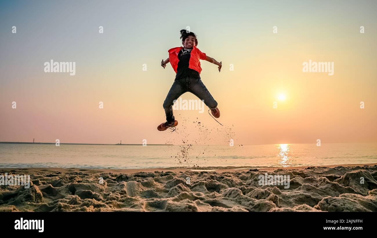 Junge ins meer springen -Fotos und -Bildmaterial in hoher Auflösung – Alamy