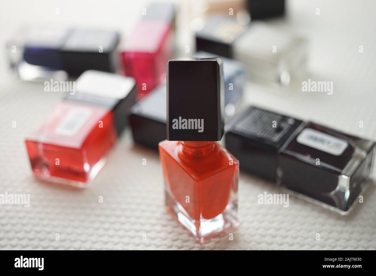Rote Nagellackflasche Fotos Und Bildmaterial In Hoher Auflösung Alamy
