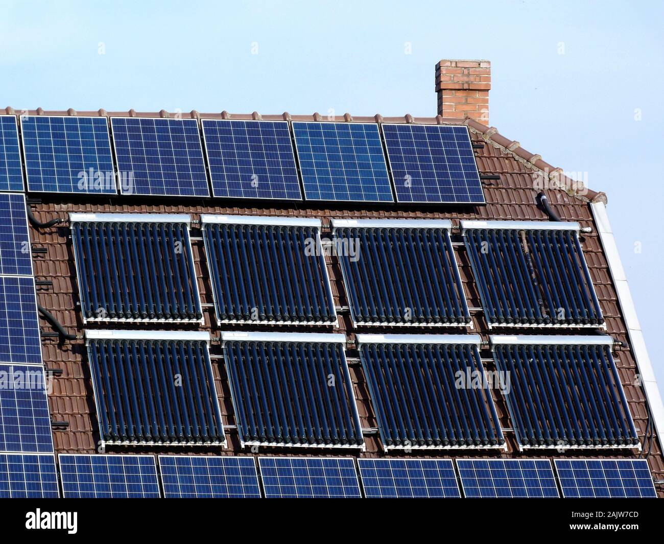 Kombination Dach Photovoltaik PV-Solarzellen und Solaranlage Rohrsystem ...