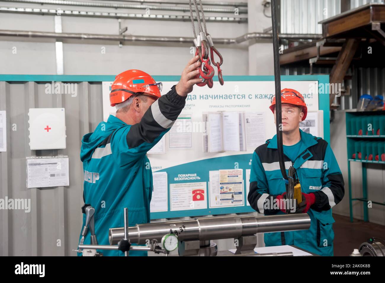 Kfz werkbankarbeiten -Fotos und -Bildmaterial in hoher Auflösung – Alamy